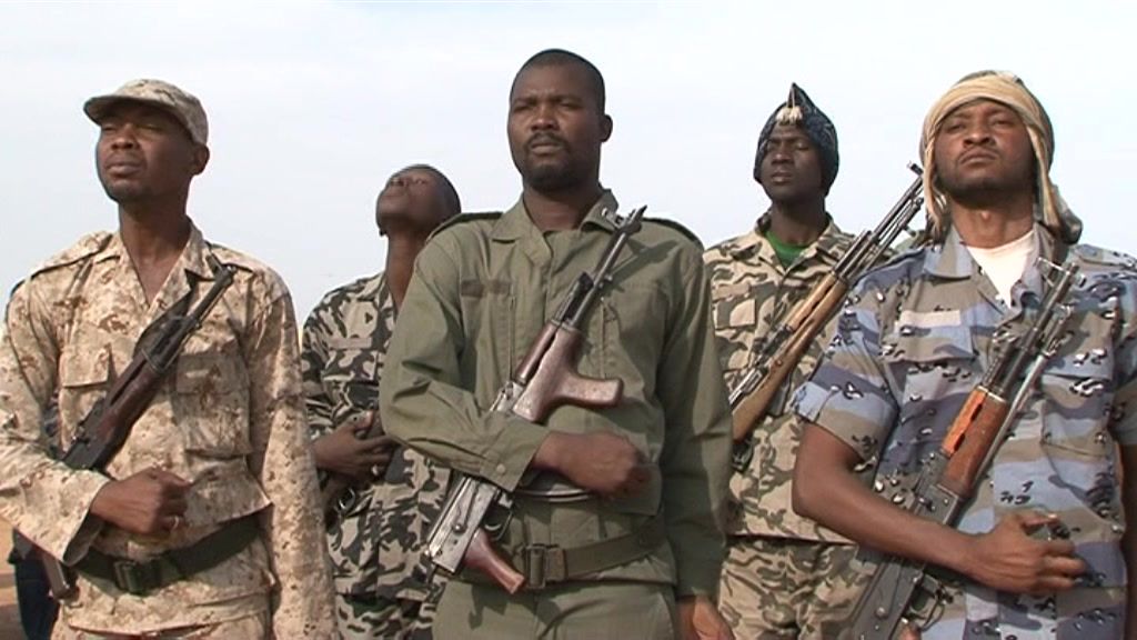 Militias train new recruits to fight rebels in Mali - BBC News