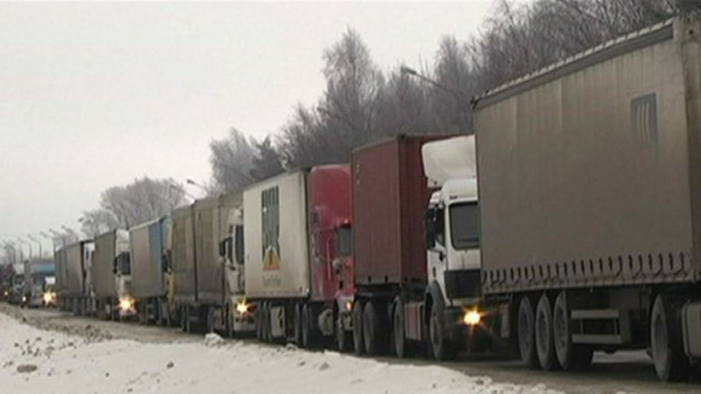Russia drivers trapped in giant traffic jam - BBC News