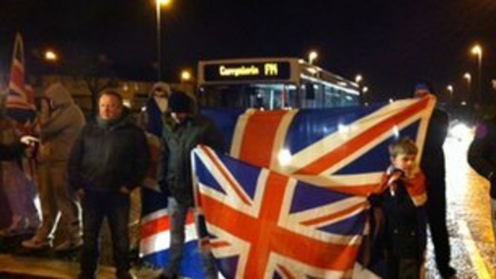 Londonderry protest over Belfast flag removal - BBC News