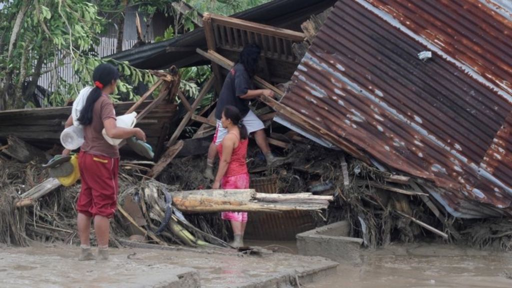 Philippines: Typhoon Bopha death toll rises - BBC News