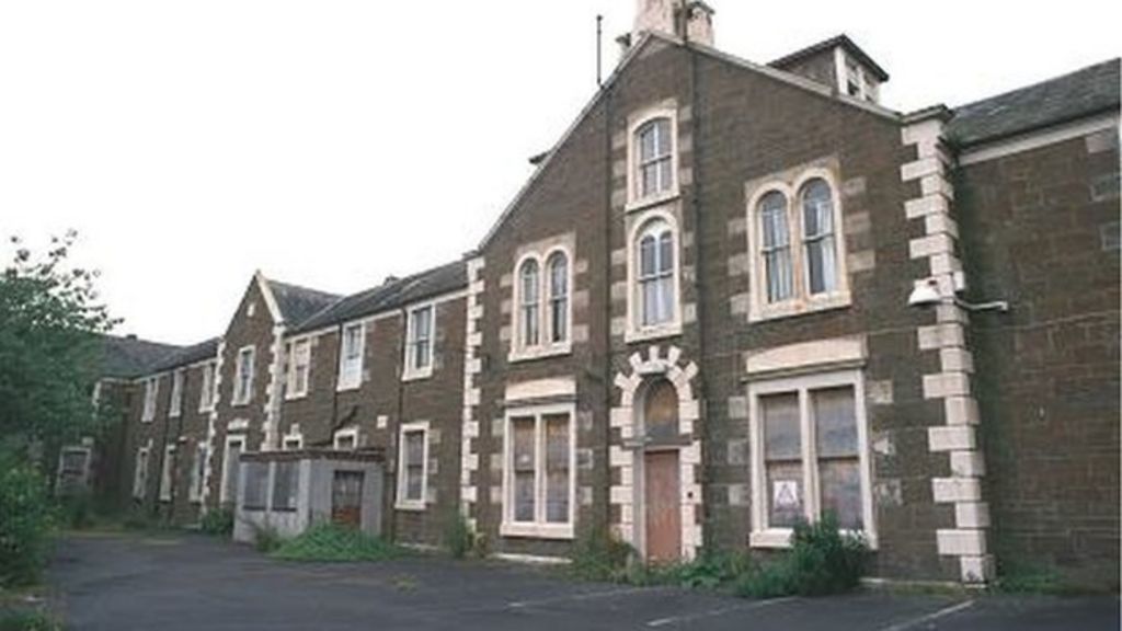 Mass grave found at Irvine building site - BBC News