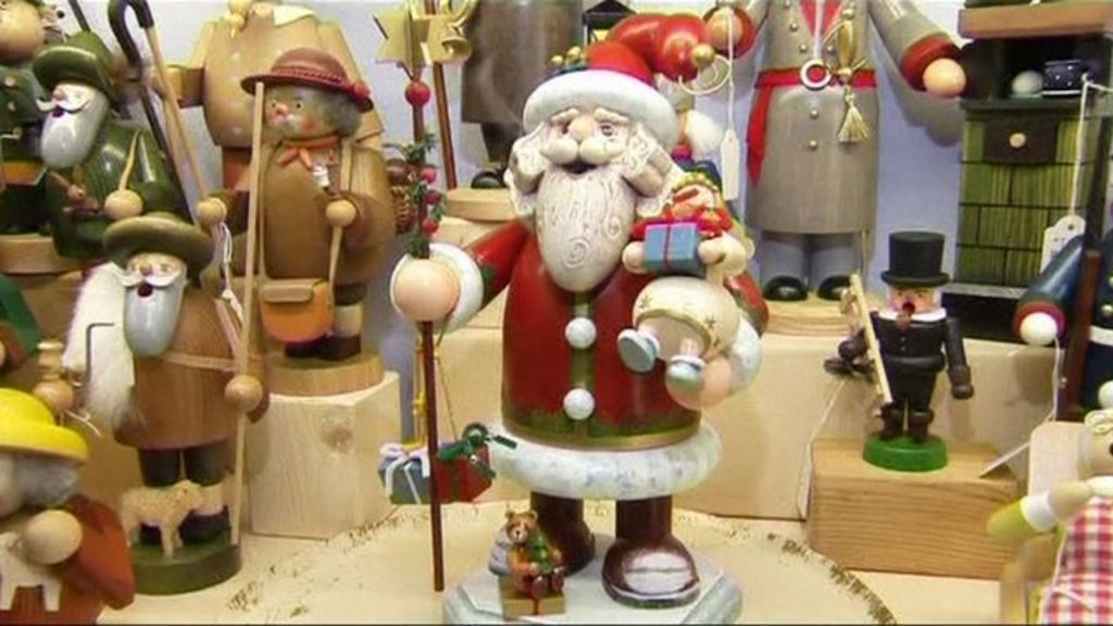 Wooden Christmas decorations - made the Bavarian way - BBC News