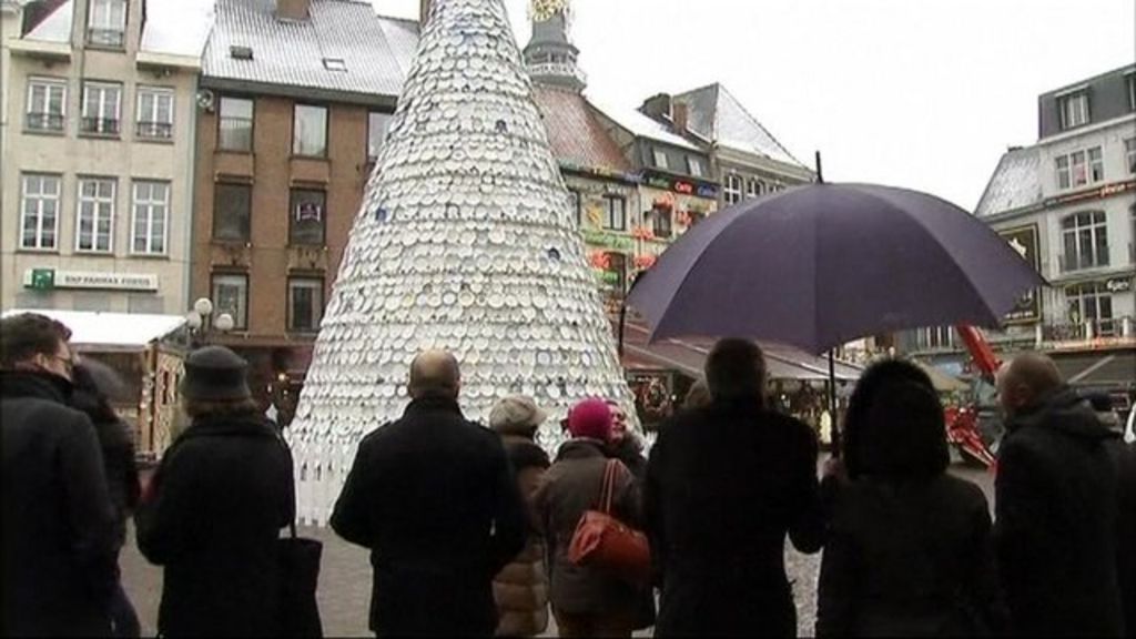 Hasselt Christmas tree is Belgian town's joy on a plate - BBC News