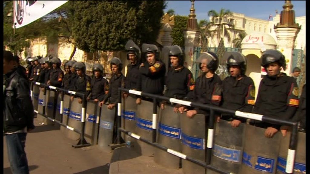 'Tense' outside Egypt's presidential palace in Cairo - BBC News