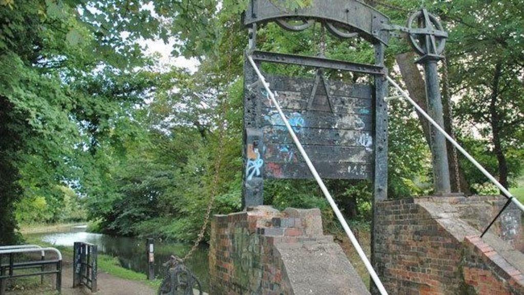 Guillotine lock in Kings Norton gets £200,000 revamp - BBC News