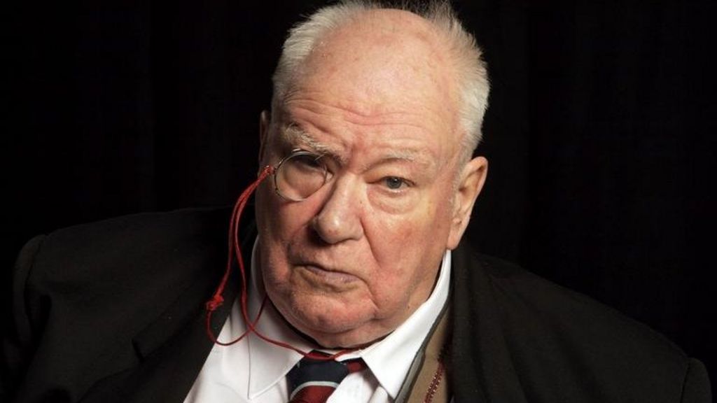 Sir Patrick Moore, astronomer and broadcaster, dies aged 89 - BBC News