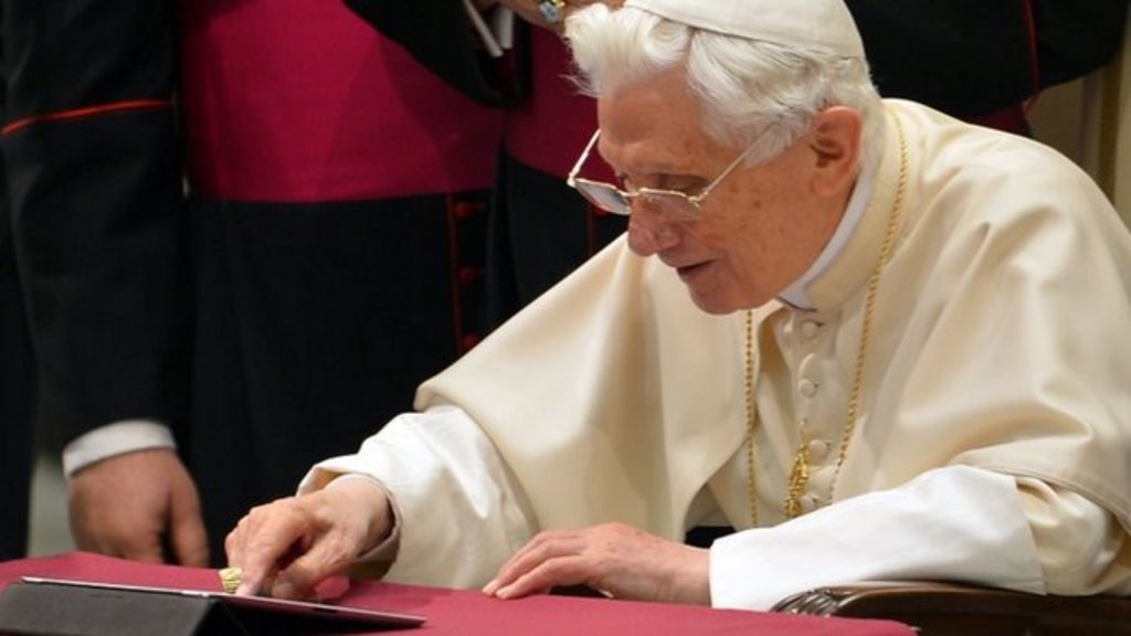 Pope starts tweeting as @pontifex, blesses followers - BBC News