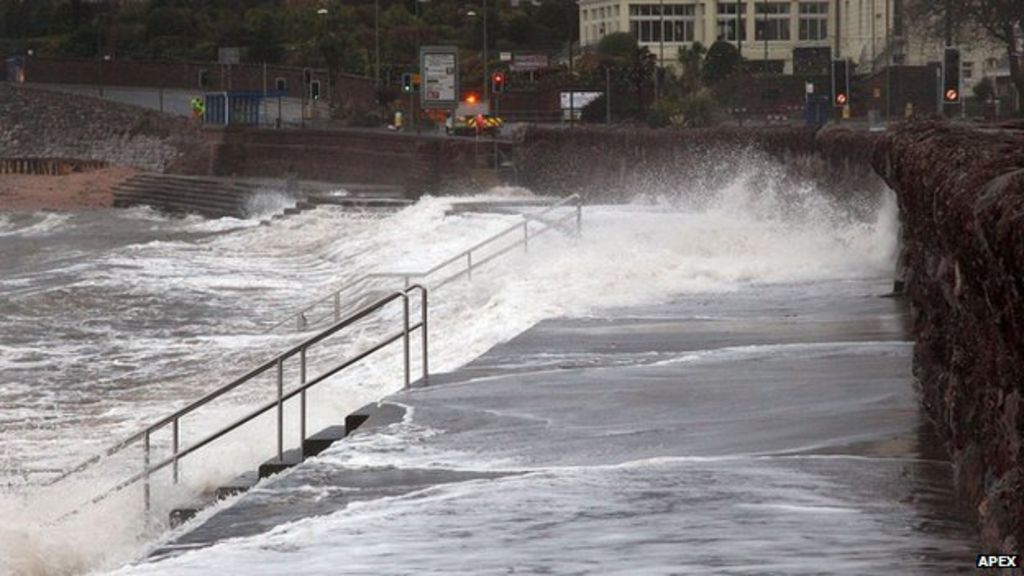 Torquay seafront road closed in flooding - BBC News