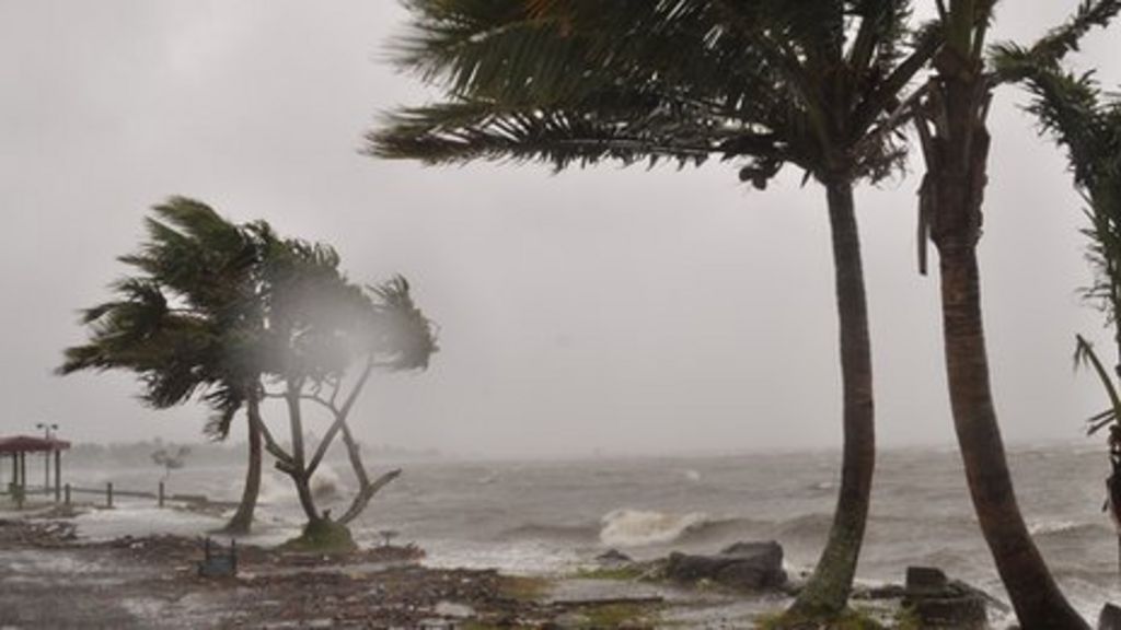 Cyclone Evan leaves trail of destruction in Fiji - BBC News