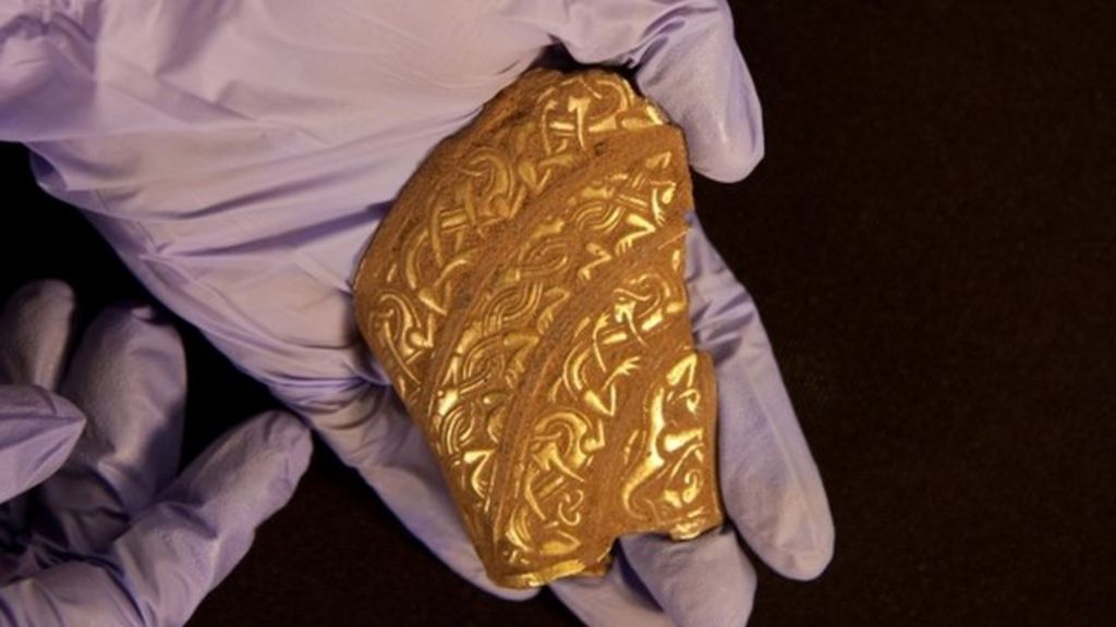 More gold and silver discovered in Staffordshire field - BBC News