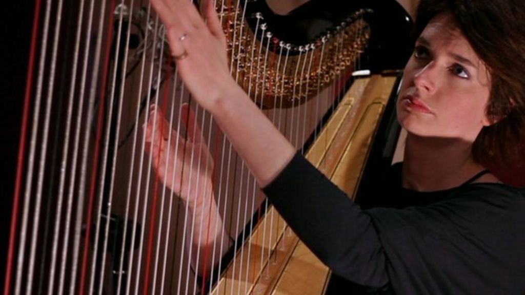 Queen of Harps helps find Royal harpists - BBC News