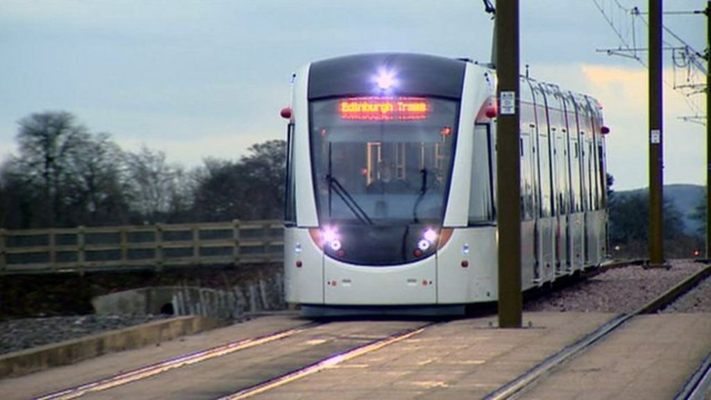 Full speed ahead in Edinburgh trams test - BBC News