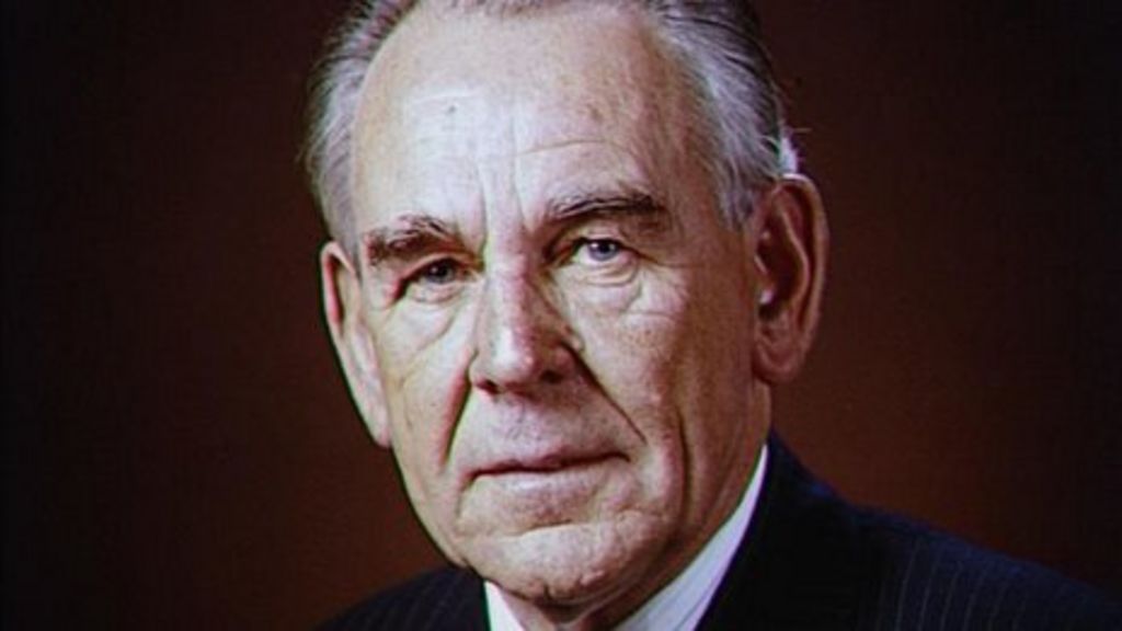 Home building tycoon Sir Lawrie Barratt dies aged 85 - BBC News