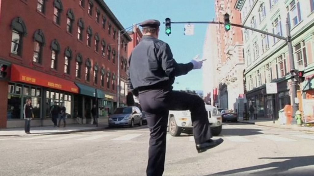 Dancing policeman delights US drivers and pedestrians - BBC News