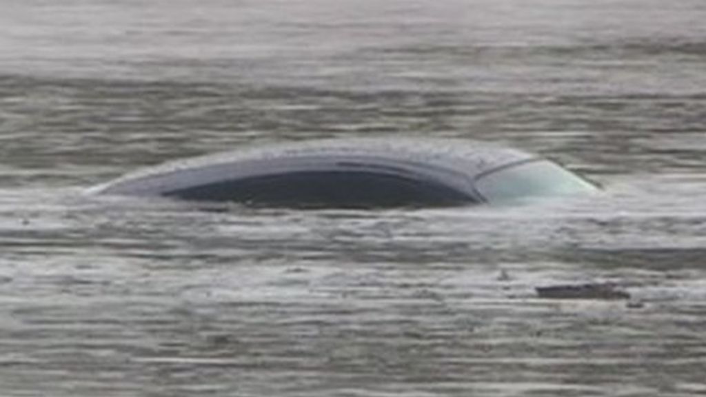 Flooding: Two escape flooded Porsche - BBC News