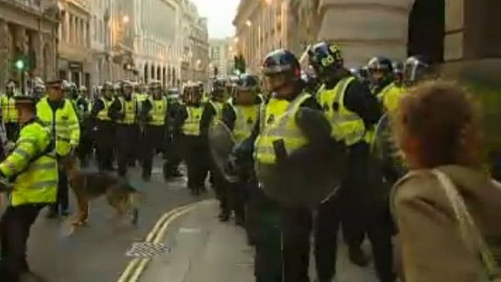 Met Police riot unit's use of force criticised - BBC News