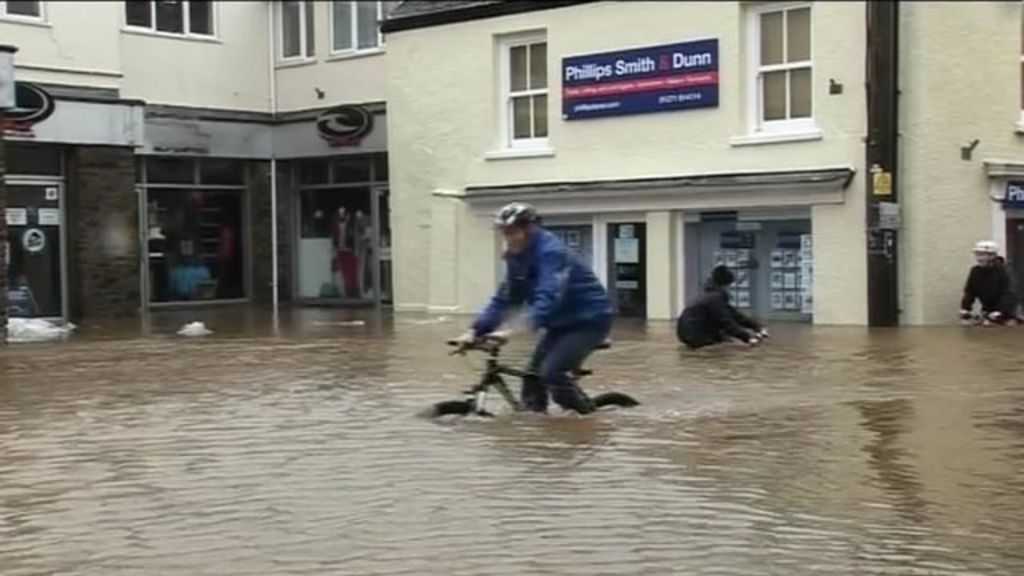 Flooding: Heavy rain washes away festive spirit - BBC News