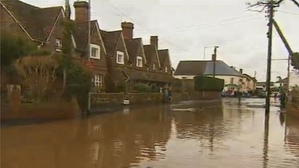 Devon and Cornwall floods continue to cause disruption - BBC News