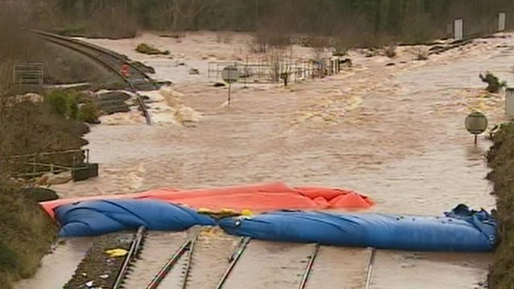 Floods bring Christmas misery - BBC News