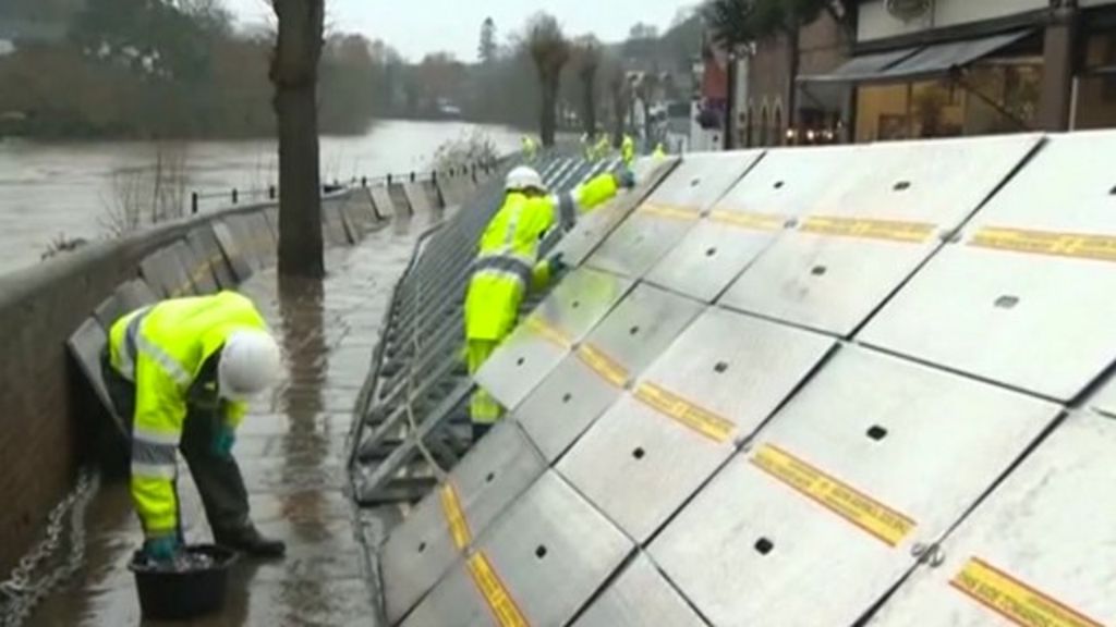 Floods: Christmas Day misery for many - BBC News