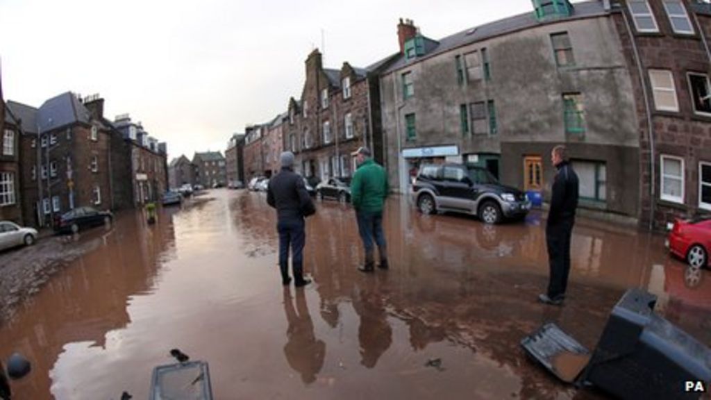 Stonehaven gets Sepa flood warning system - BBC News