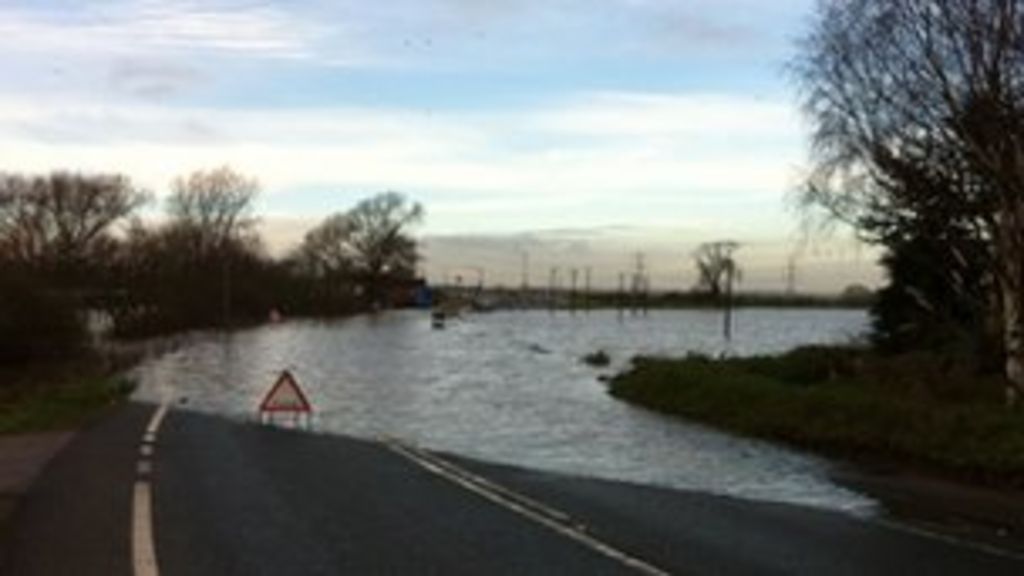 Flooding shuts two major River Trent bridges - BBC News