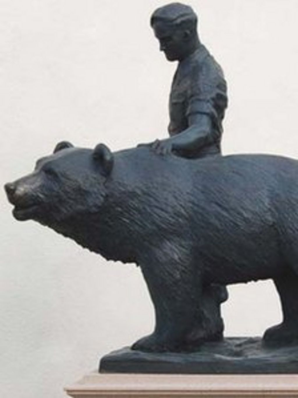 Wojtek the beer-drinking soldier bear statue planned - BBC News