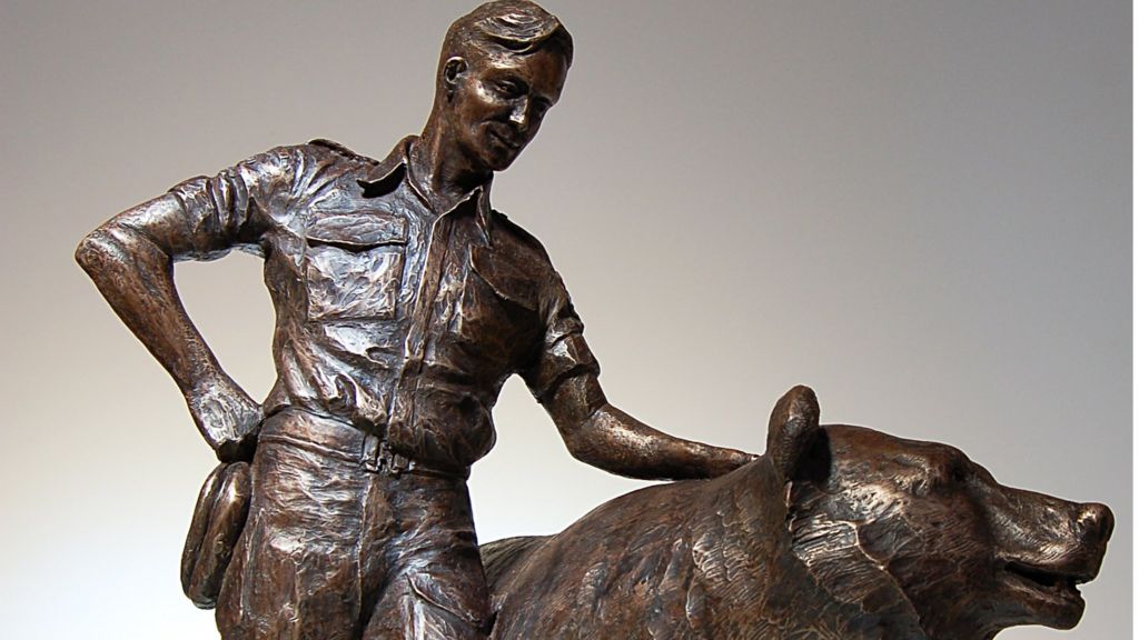 Wojtek the beer-drinking soldier bear statue planned - BBC News