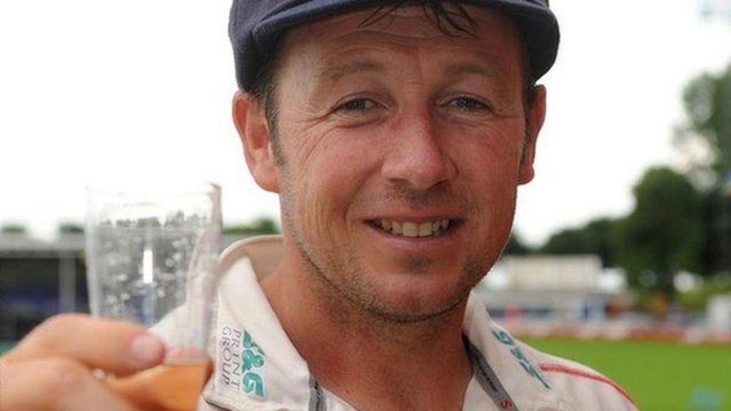 New Year Honours: Robert Croft to receive MBE from Queen - BBC News