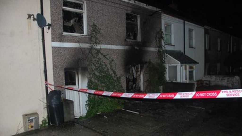 Families evacuated from homes in St Austell fire - BBC News
