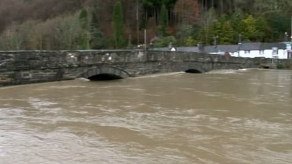 Wales floods: Flooding sparks more travel disruption - BBC News