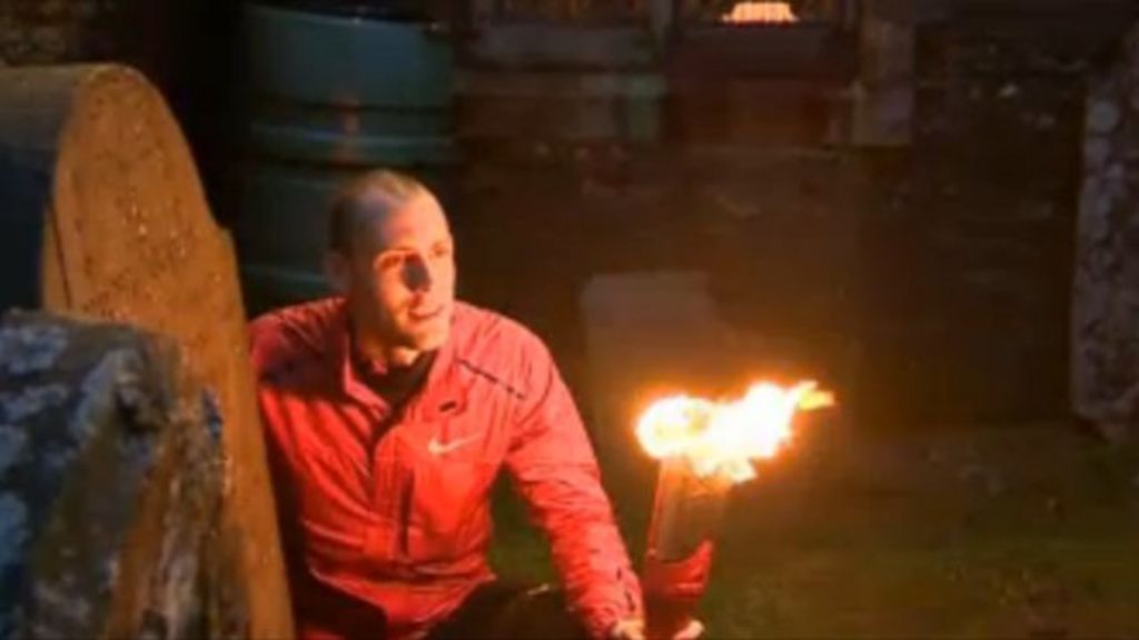 Dai Greene helps start Nos Galan run in Mountain Ash - BBC News