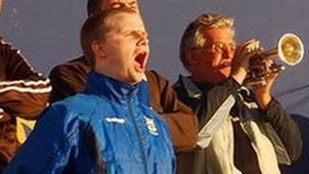 Port Talbot Town fans chose their own ticket price - BBC News