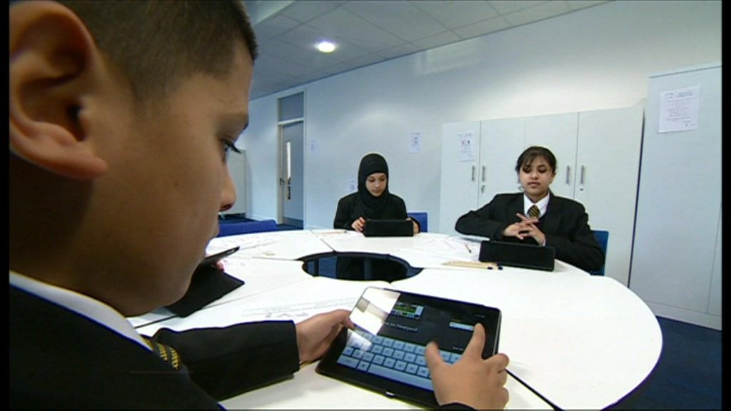 Essa Academy: Bookless school where everyone has iPad - BBC News