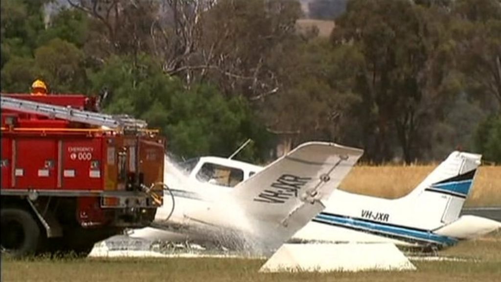 Trainee pilot lands plane without wheel - BBC News