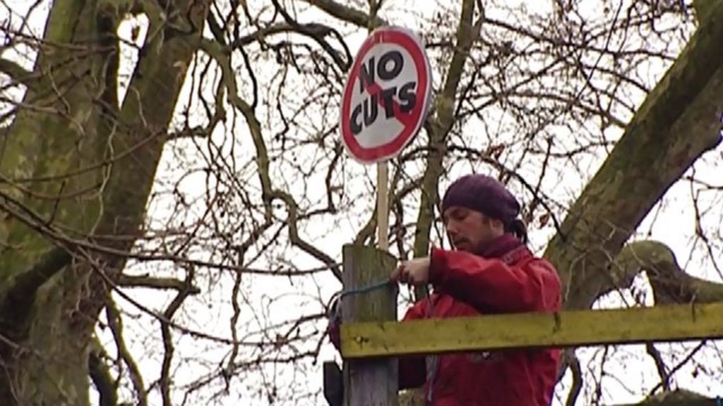 Protest against Battersea park playground refurbishment plans - BBC News