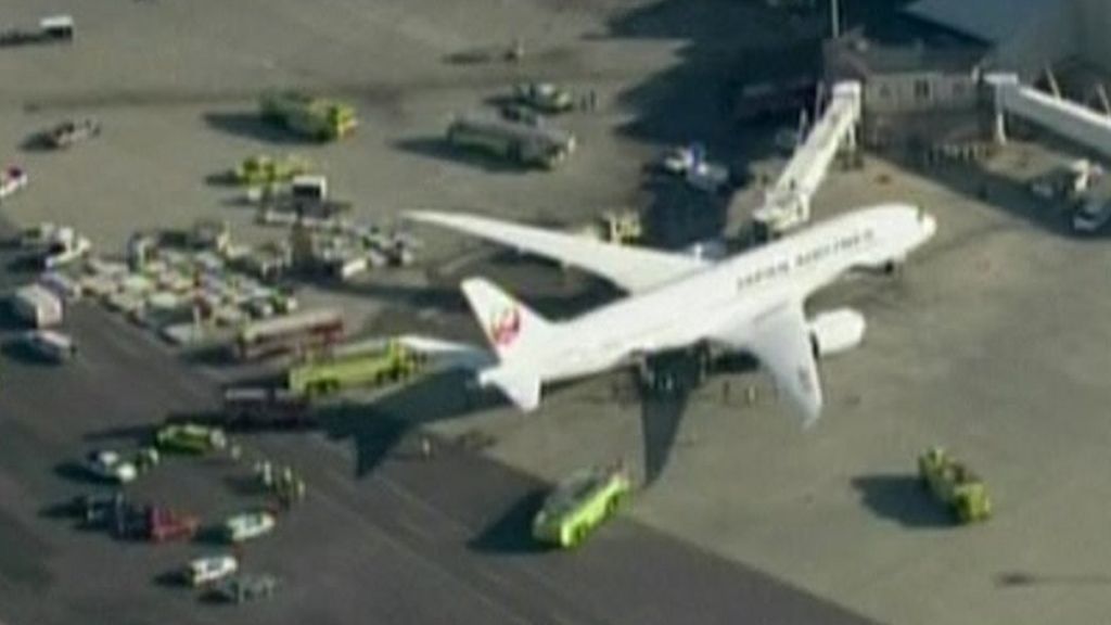 Boeing Dreamliner catches fire in Boston - BBC News