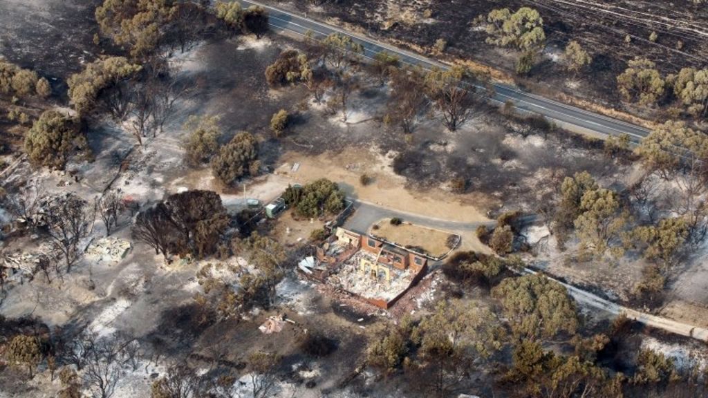 Australian wildfires are 'nearly uncontrollable' - BBC News