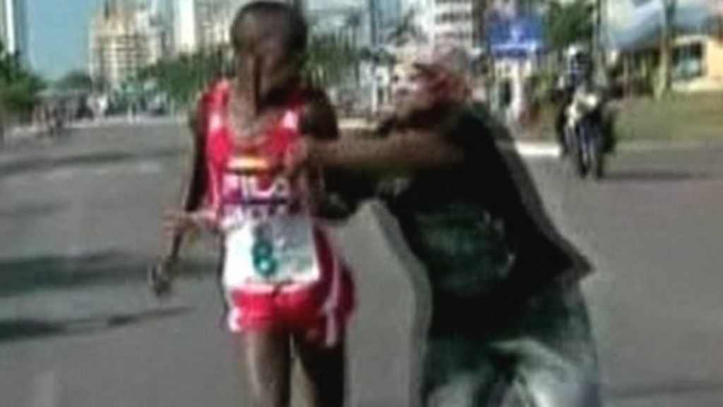 Spectator tackles Kenyan runner during 10km race in Brazil - BBC Sport