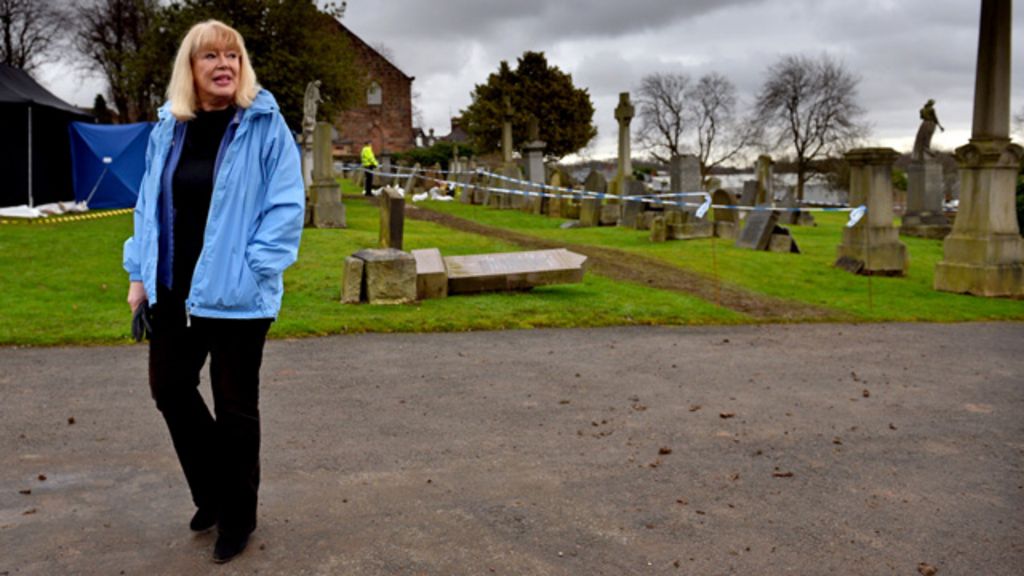 Moira Anderson search: Daughter speaks of 'killer' dad - BBC News