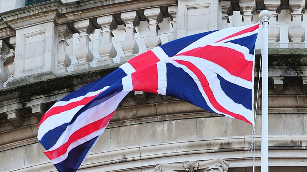 Belfast flag protest: DUP and PUP submit challenges to council - BBC News