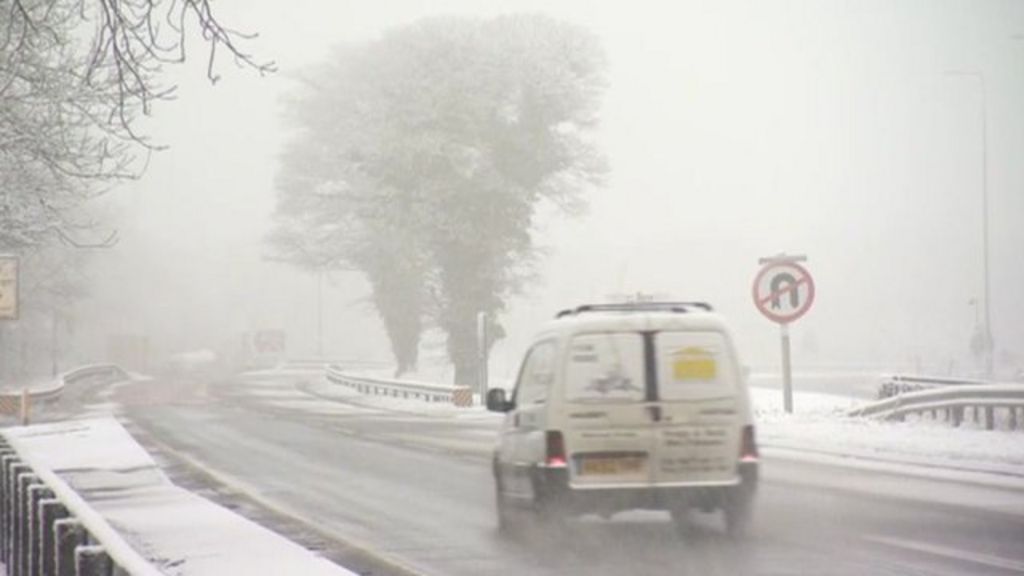 UK snow: Band of snow begins to spread - BBC News