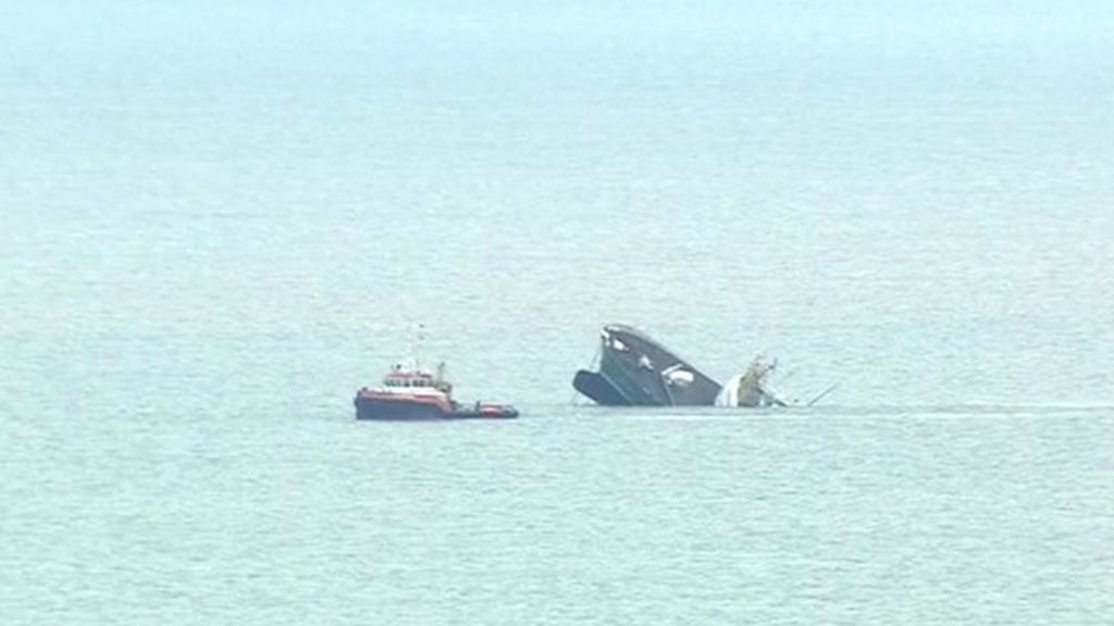 Boat sinks after tug crew rescued off Torbay - BBC News