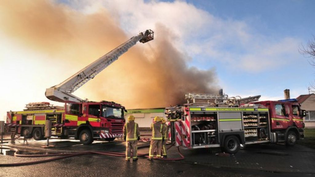 Fire crews tackle major blaze at a Co-op store in Troon - BBC News
