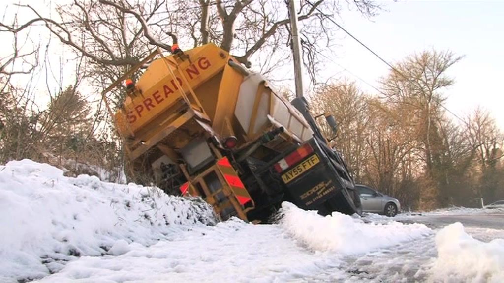 Suffolk gritting lorry crashes into ditch near Sudbury - BBC News