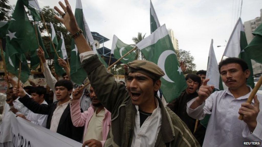 Pakistan protesters urge 'corrupt' leaders to step down - BBC News