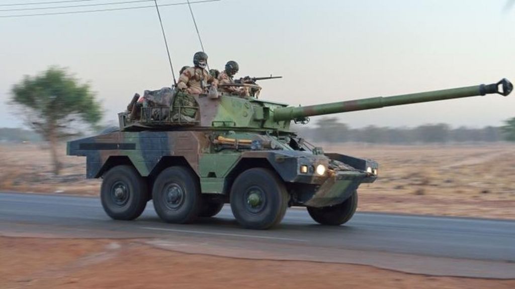 Mali conflict: French 'fighting Islamists in Diabaly' - BBC News