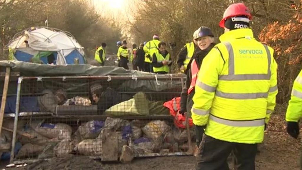 Bailiffs gather at Bexhill to Hastings road protest site - BBC News