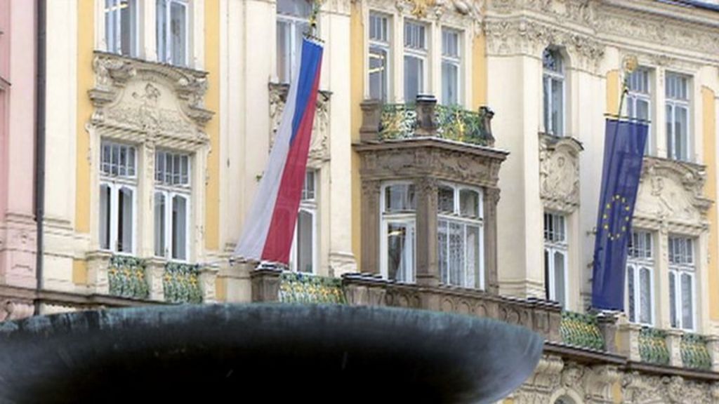 Slovakia tells of Czech break-up - BBC News