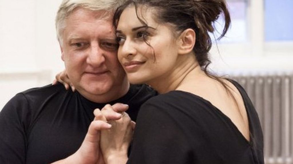 West End actress Sophiya Haque dies at 41 - BBC News